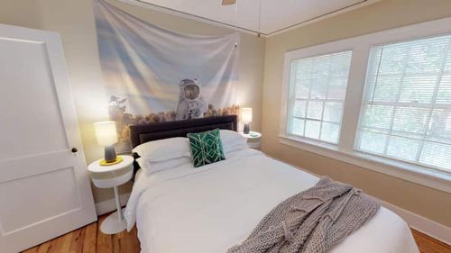 Walk To Vintage Cafe, King Bed, & Screened Porch - Alabama