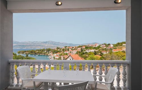 Gorgeous Apartment In Supetar-splitska - Postira