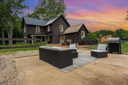 Scenic Farmhouse Getaway - Hocking Hills State Park, OH