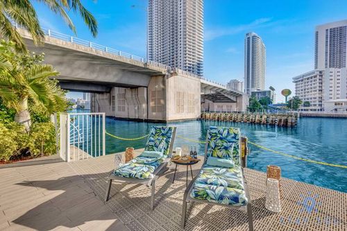 Infinite View Balcony + Pool + Gym - Hallandale Beach, FL