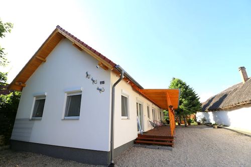 Friends&family Apartman2, Tágas Kert, Medence - Velence, Magyarország