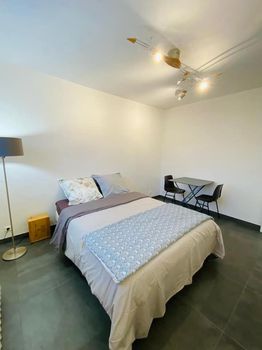 Chambre/sdb/frigo/microonde Dans Grande Maison - Musson