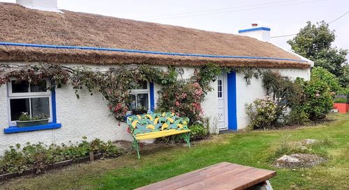 Cosy, Rural Thatched Cottage - County Donegal