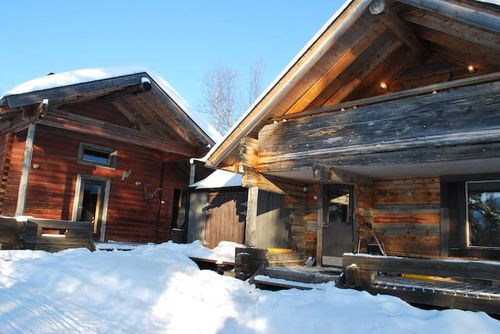Northern Lights Home Opposite The Mountains - Lapland