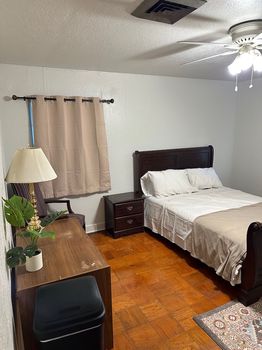 Max's Boarding House | Queen Bed In Baton Rouge - Baton Rouge, LA