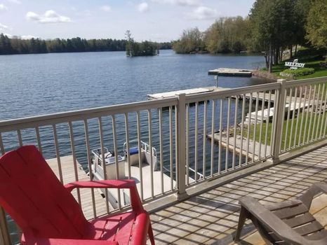 Maple Retreat: Lake-view Suite - Kingston