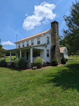 Beautiful Rustic Farmhouse - Hyner View State Park, North Bend