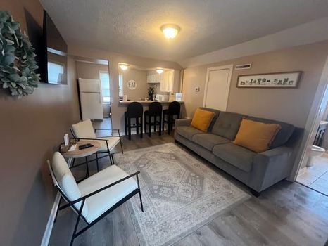 Comfy Upstairs Apt. All To Yourself - Warren, OH