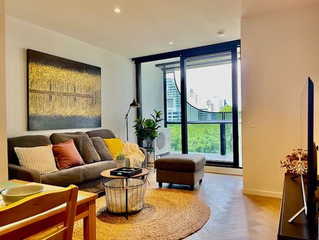 Boulevard Retreat 2b2b Apt In Melbourne With Pool - John Cain Arena