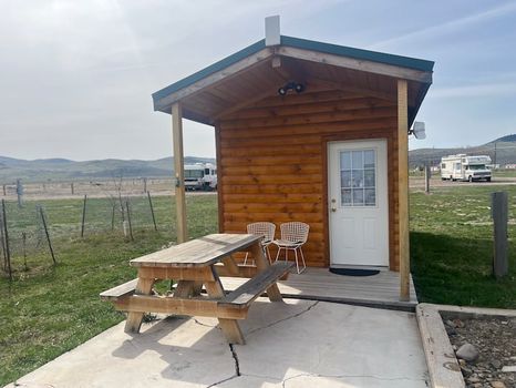 Beautiful 1 Bedroom Custom Cabin - Hot Springs, MT
