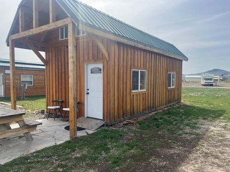 Beautiful Custom Cabin - Hot Springs, MT