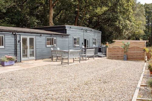Stunning Lodge With Hot Tub And Private Lake - Harrogate