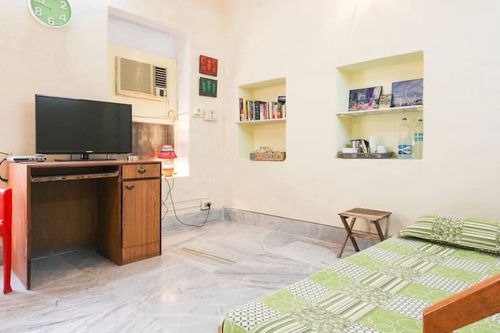 Spacious, Incredible Amenities, Superb Location, Safe \/ Posh Neighbourhood - Kolkata