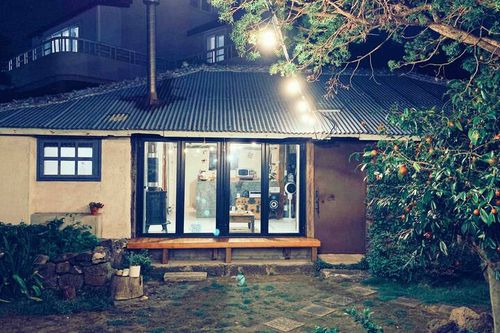 애월류가
건축가겸 사진작가인 호스트가 꾸민 바닷가의 제주 돌집 - Jeju