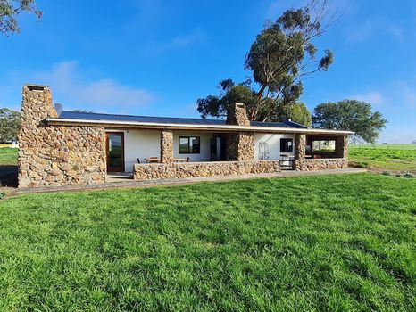 Hopefield Lodges at the Best Price | cozycozy