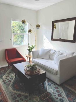R & R Poolside With Private Courtyard & Jacuzzi - Los Angeles, CA