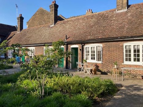 Greenwich Cottages at the Best Price | cozycozy