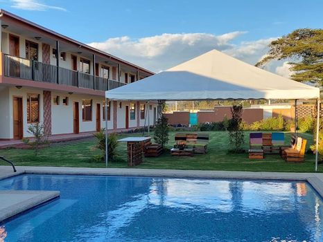 Acogedor Hotel Con Piscina - Quito