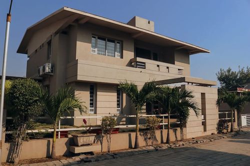 Explore holiday beach houses in Surat – cozycozy.com
