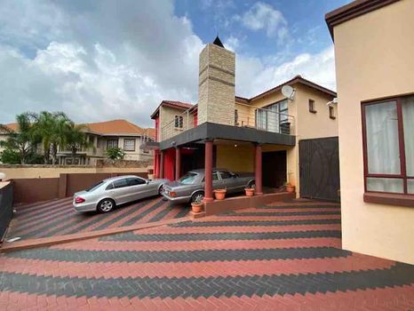 Top apartments in Rustenburg on cozycozy.com