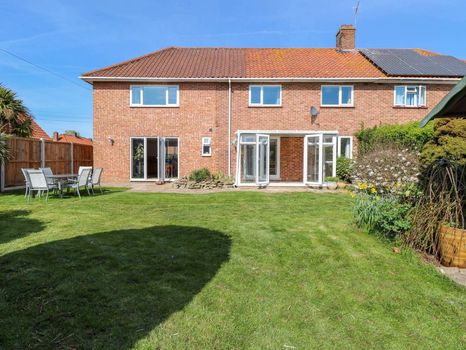 Cottage ∙ 5 Bedrooms ∙ 9 Guests - Wroxham