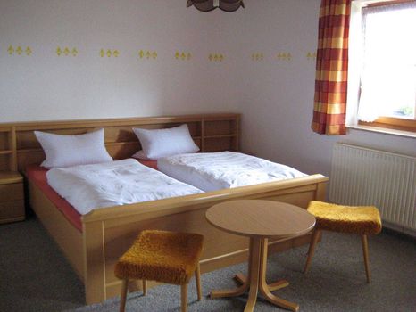 75 M² Ferienwohnung ∙ 2 Schlafzimmer ∙ 4 Gäste - Pottenstein