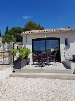 Locations Vacances et Airbnb Remoulins | cozycozy