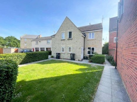 Swindon Villas and Beach house | Best Price on cozycozy