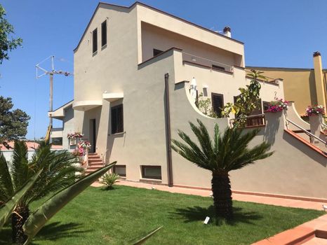 Villa rentals in Messina via cozycozy