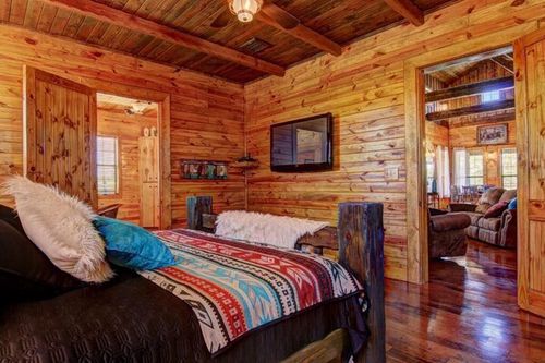 Explore cabin experience near New Braunfels, TX on cozycozy.com