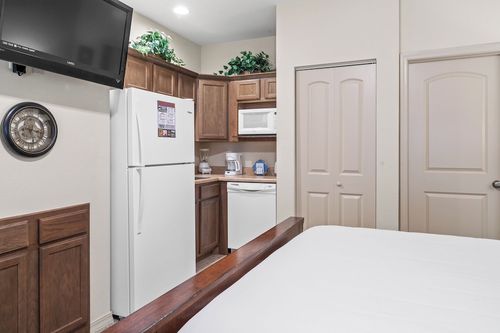 Queen Suite With Kitchenette Near Golf Course & Shows - Branson, MO