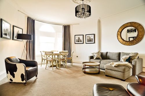 Joivy Luxury George Street Apartments: Castle Suite (2-bed) - Edinburgh Waverley station
