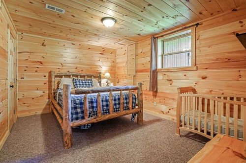 River Rock Lodge- Fishing Pond, Wifi , Fireplaces, Bball Court, Onsite Trails - Ohio