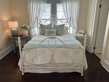 Beautiful And Charming Coastal Cottage! Short Walk To Beach And Downtown!! - Ocean Springs, MS