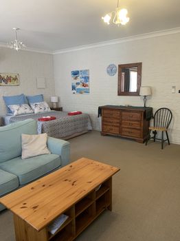 Self Contained Fully Equipped 1 Bedroomed Studio On Exclusive Rural Estate. - Iluka