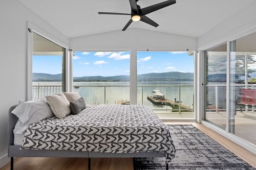 Serene Lakefront Haven: 4br, Hot Tub & Private Beach - West Kelowna