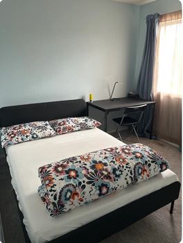 Secured Private Double Bedroom With Desk & Private Toilet In Downtown Edmonton. - Alberta