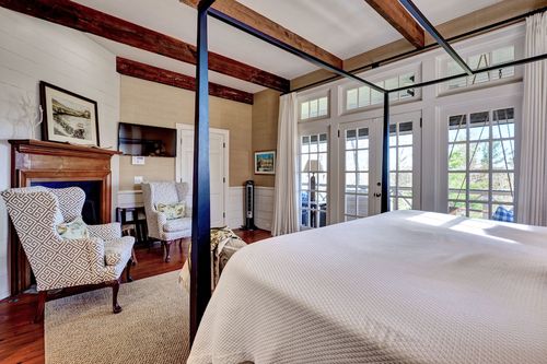 Norman Ridge - In Town! Atop A Hill With Thoughtful Decor Porch W/ Mtn Views - Highlands