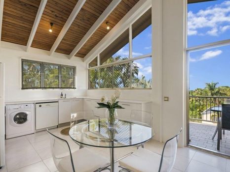 Descola 10 - On Noosa Hill This Top-level Unit With Ocean Views From The Balcony - Noosa National Park