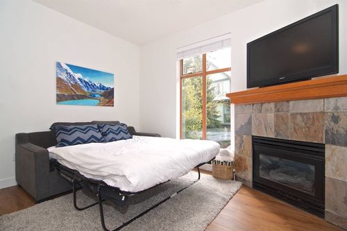 Fully Renovated 2022 ! Corner Unit Townhouse, Heated Pool And Hot Tub In Complex. , Free Parking - Whistler