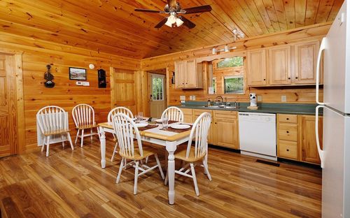 Dogwood Acres - Pet Friendly, Big Screen Tv, Foosball Table, & Fast Wi-fi! - 