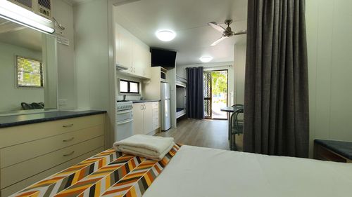 Explore cabin experience near Alexandra Headland on cozycozy.com