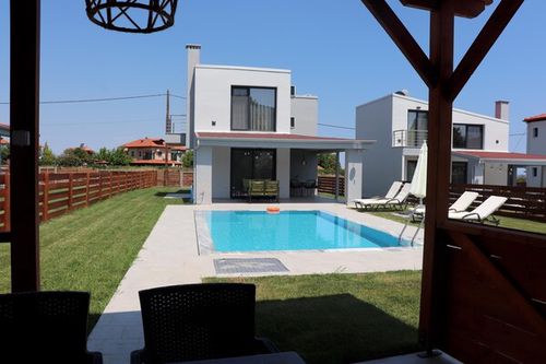 Small Beautifully Located Resort With Private Pools. - 