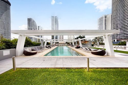 Centrally Located 1 Bedroom Unit With Car Park In Broadbeach - Broadbeach
