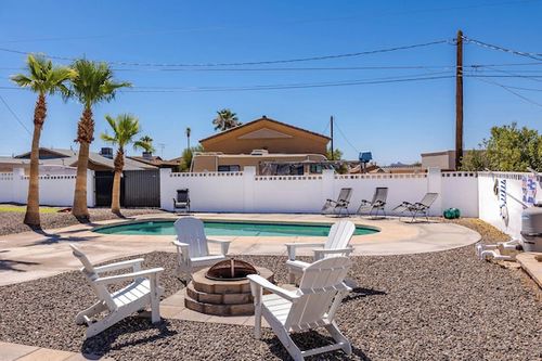 Poolside Retreat With Firepit & Game-ready Fun - Lake Havasu City, AZ