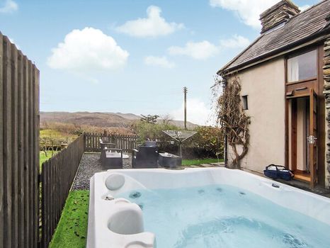 Surrounded By Stunning Views Set Perfectly With Coast And Mountains On Your Doorstep. - Portmeirion