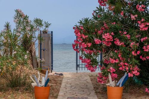 Sunrise Beach Villa, - Garden Gate Opens Onto The Beach - Kavos