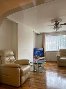 Offering Cheerfull And Spacious Rooms Throught This 3 Bed Room Semi Detached House With Large Garden And Off-street Parking. - Beckenham