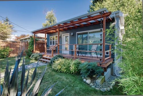 Seattle, WA Cottage Rentals at the Best Price | cozycozy