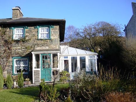 Newby Bridge Cottages at the Best Price | cozycozy